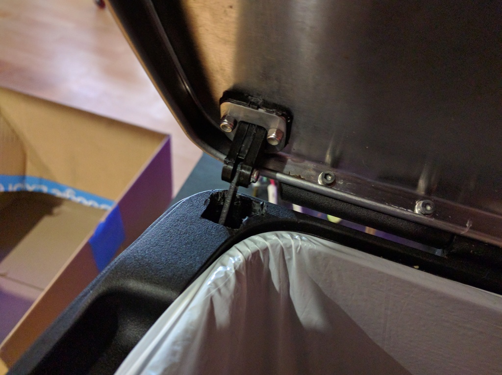 simplehuman 38L trash can step hinge - Free 3d model on creazilla.com